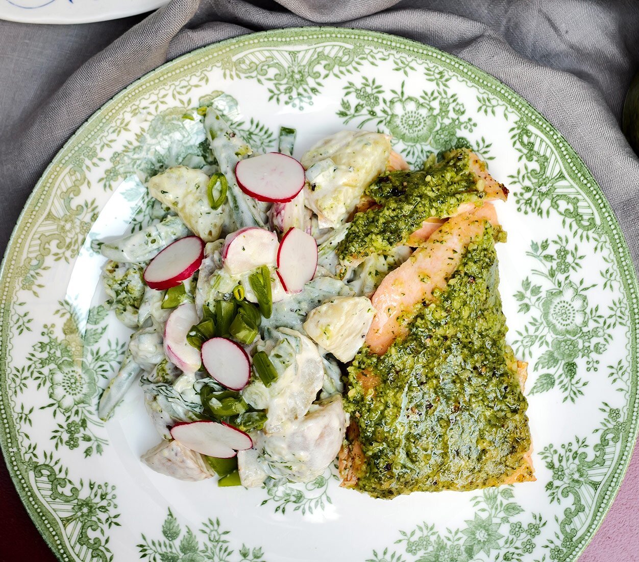 Grillad laxsida med pestotäcke med krämig potatissallad | Seafood from ...